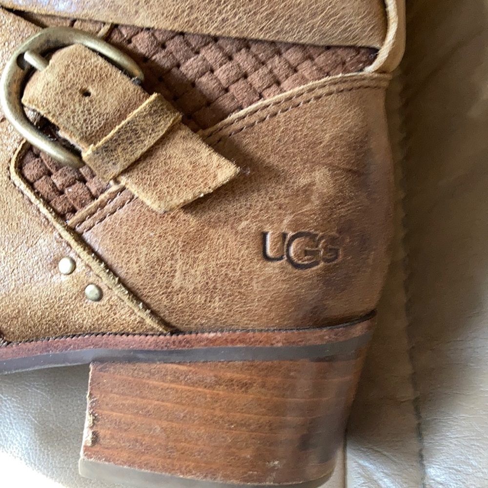 Ugg Light Brown With Waffle Suede Mid Ankle Boot. - Gem